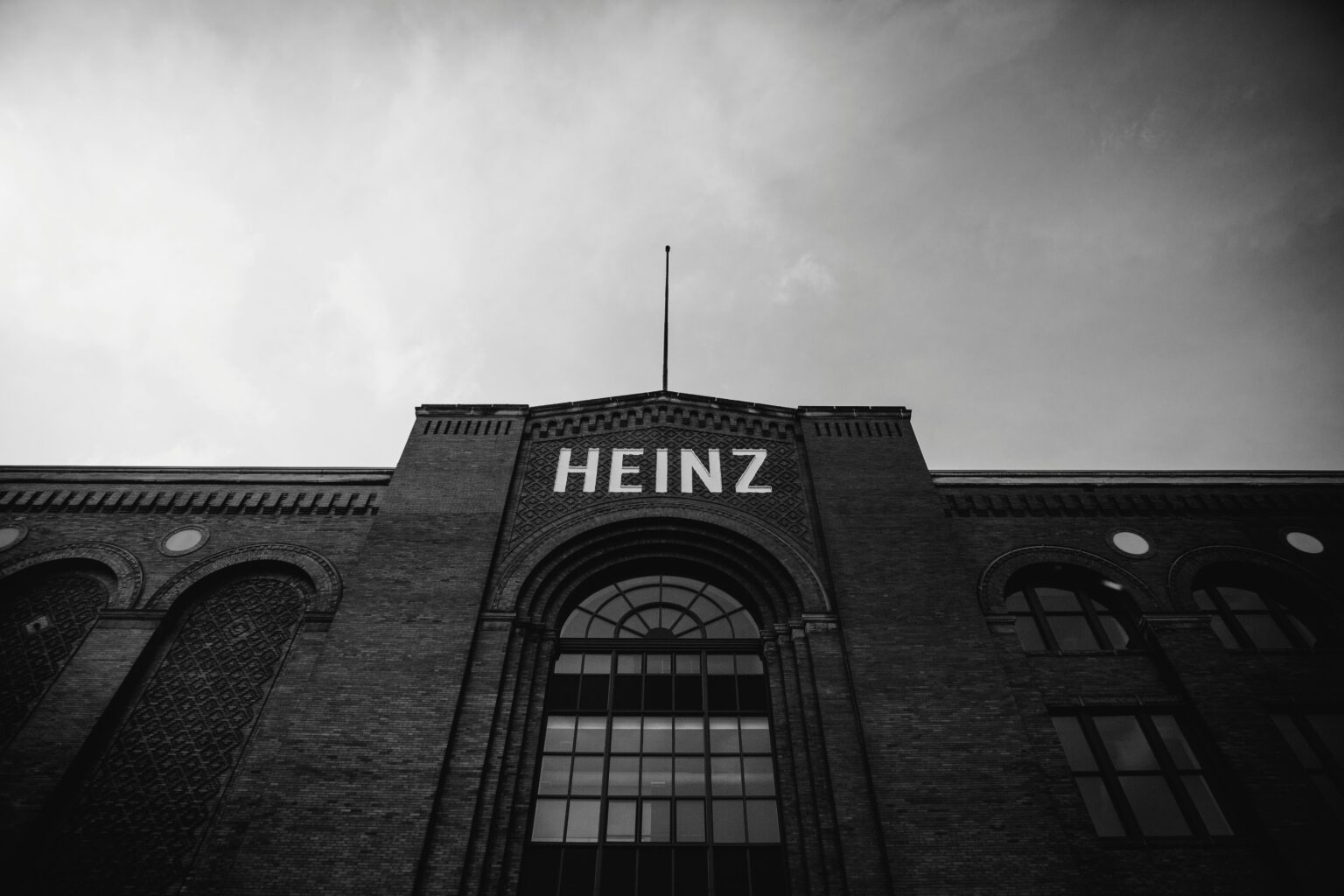 Heinz Logo: Meaning, History, Design Influences, and Evolution - Boon ...