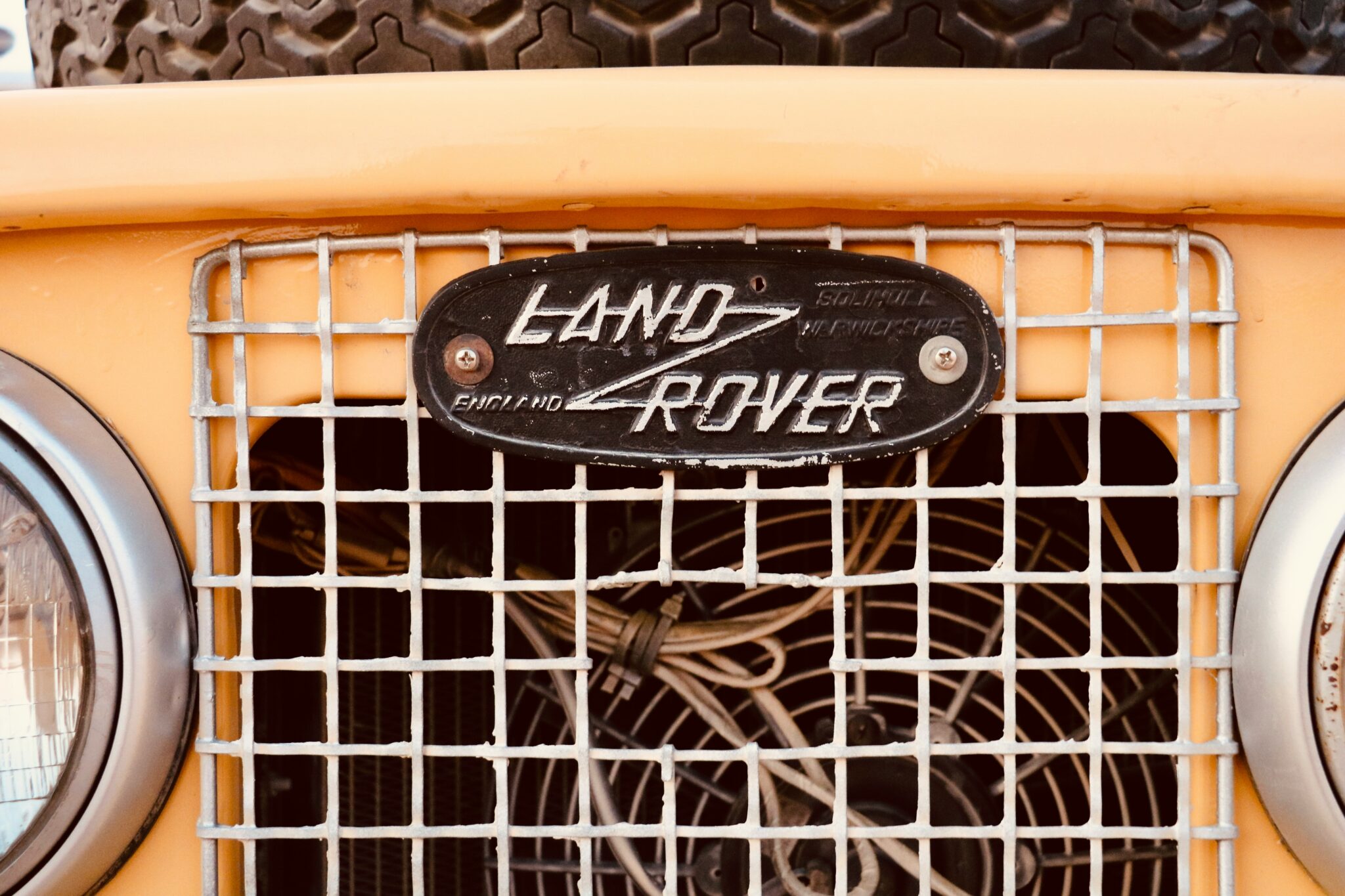 Land Rover Logo: Meaning, History, Design Influences, and Evolution ...