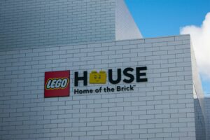 Lego Logo: Meaning, History, Design Influences, and Evolution - Boon ...