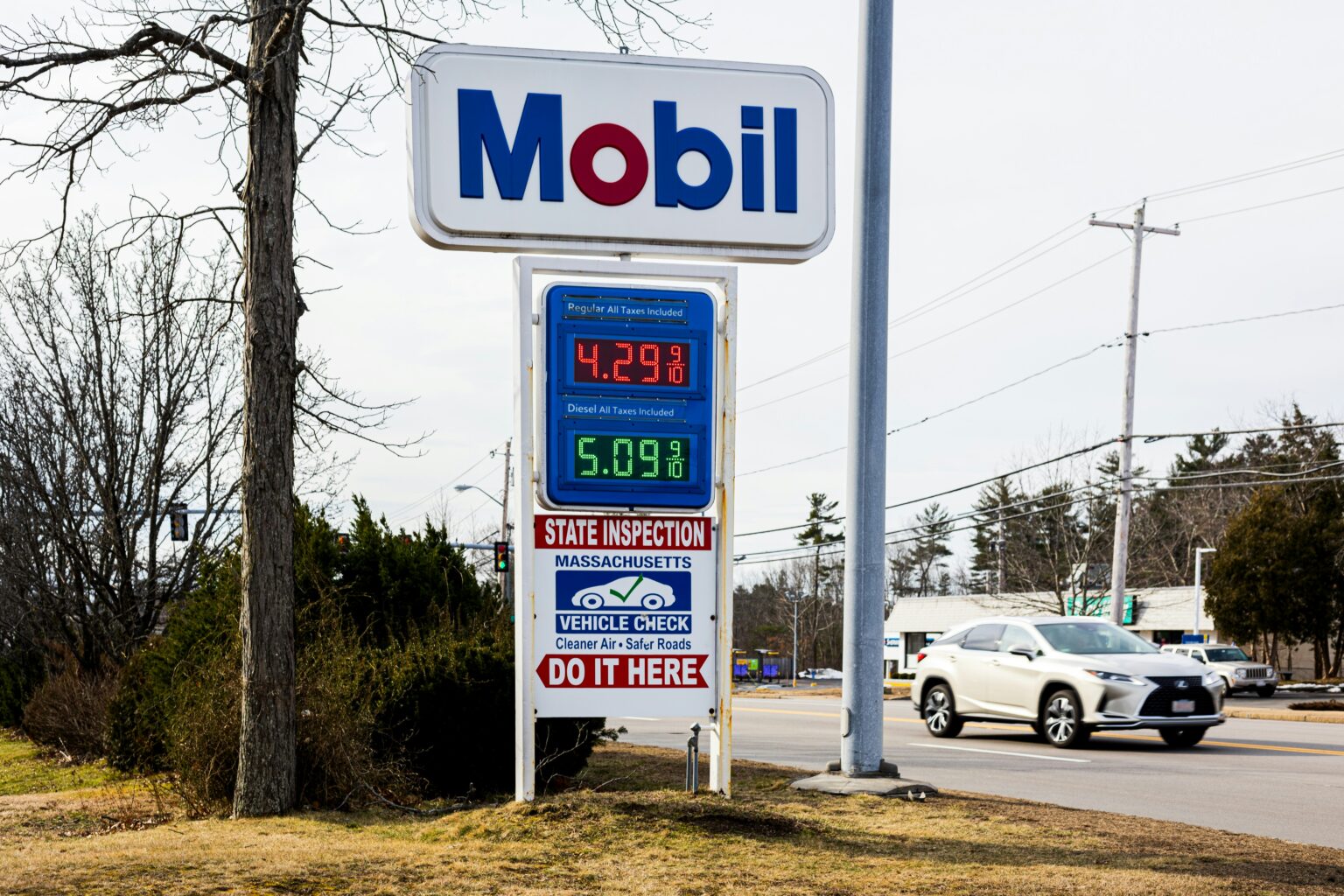 Mobil Logo: Meaning, History, Design Influences, and Evolution - Boon ...
